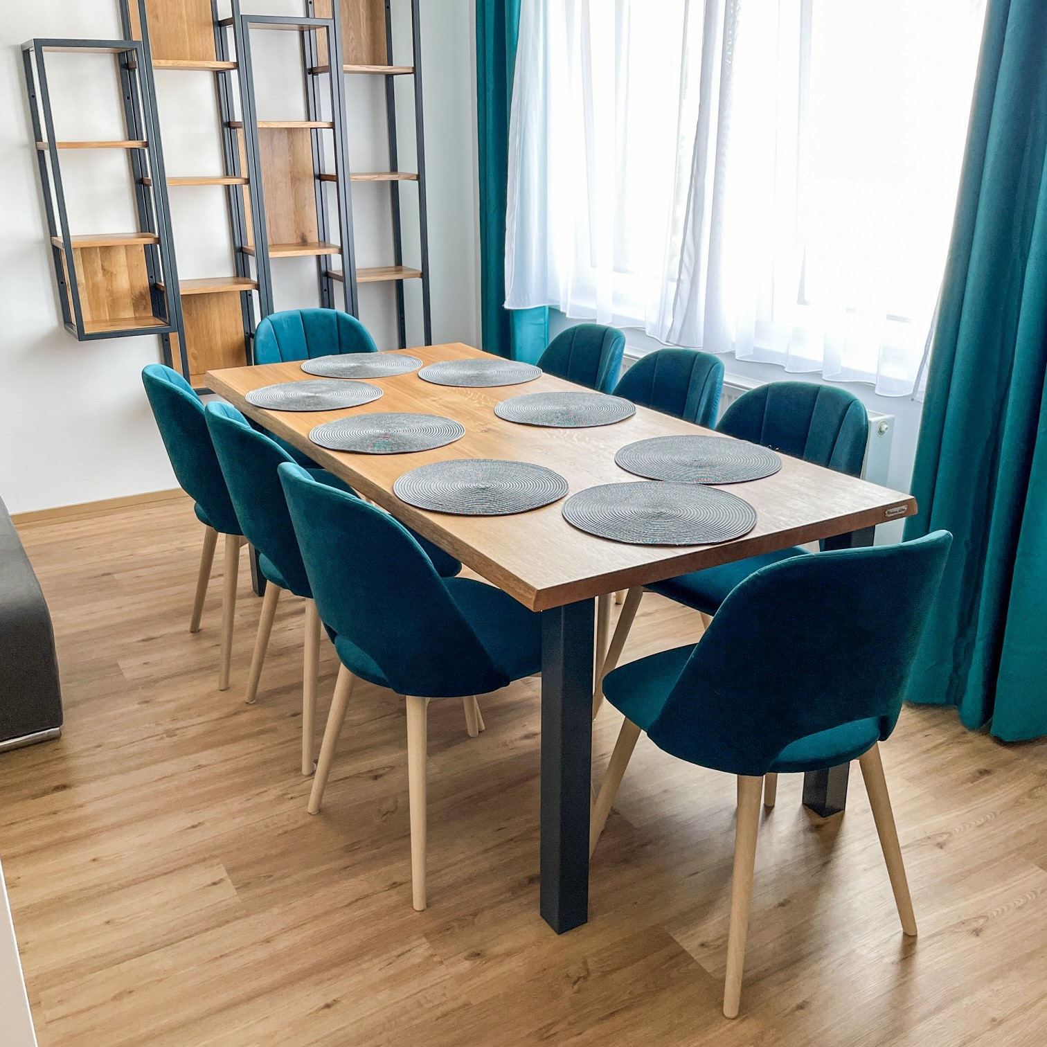 Jak vybrat velikost jídelního stolu z masivu: praktický průvodce